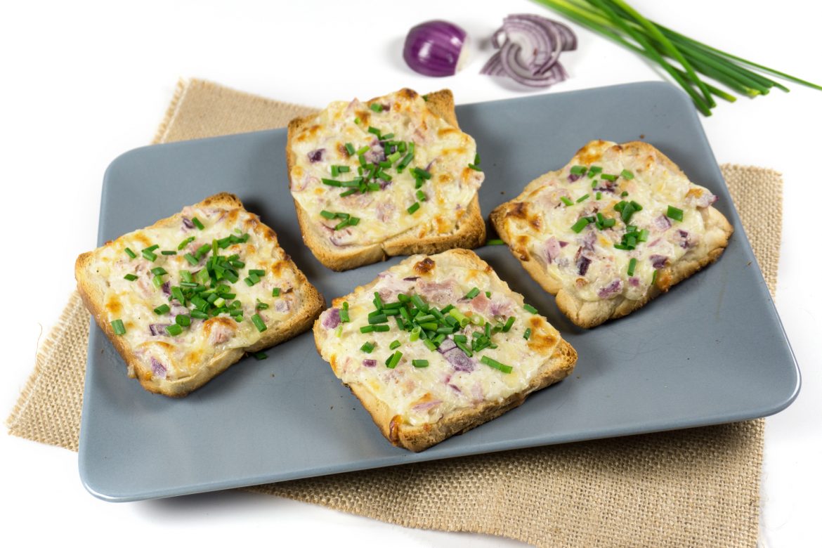 Schnelle Flammkuchen-Toasts - Eine Portion Glück